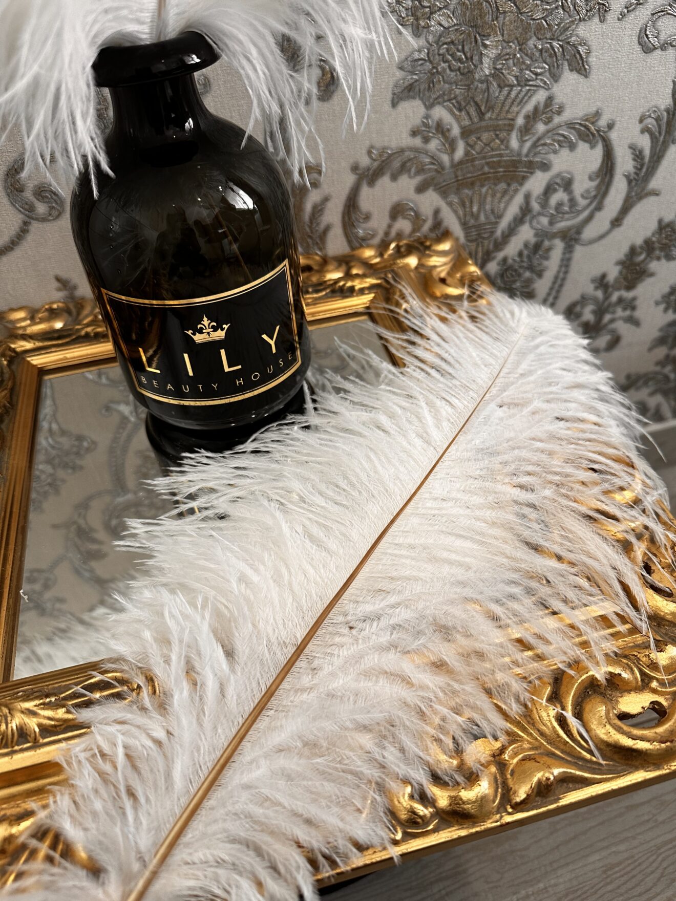 Dekoratyvinės stručio plunksnos baltos spalvos 50-55cm – LILY Beauty House